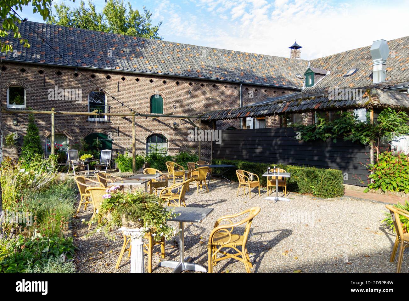 Outside garden courtyard hi-res stock photography and images - Alamy