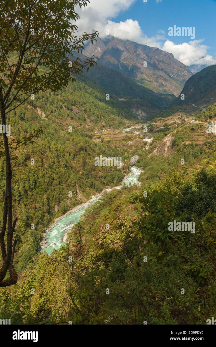 Snow line of the himalayan mountains hi-res stock photography and ...