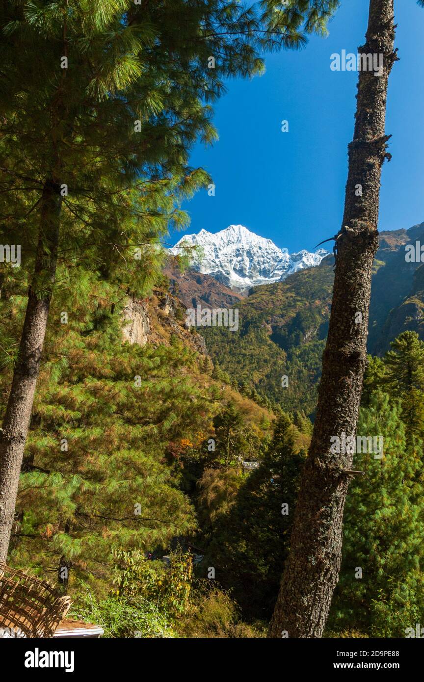 Snow line of the himalayan mountains hi-res stock photography and ...