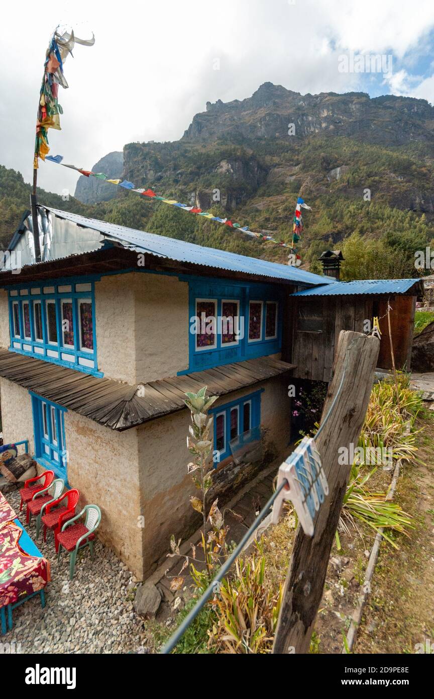 Snow line of the himalayan mountains hi-res stock photography and ...