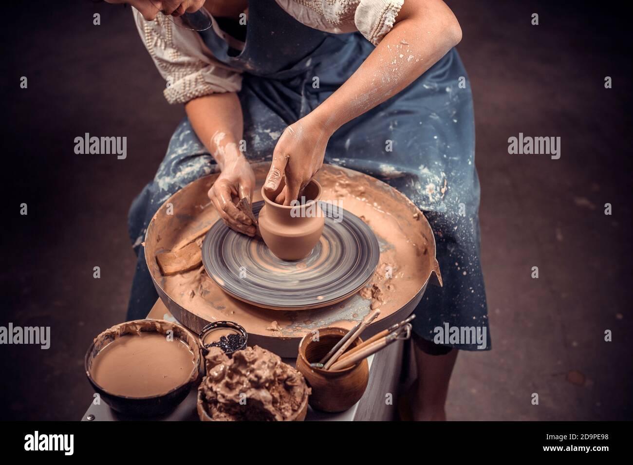 Processing clay ware and making dishes, process. Ceramics of handwork ...