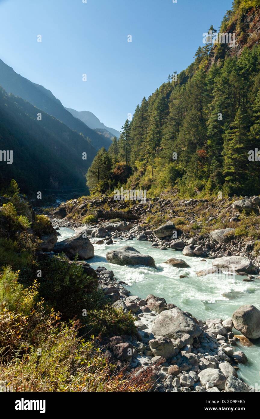 Snow line of the himalayan mountains hi-res stock photography and ...