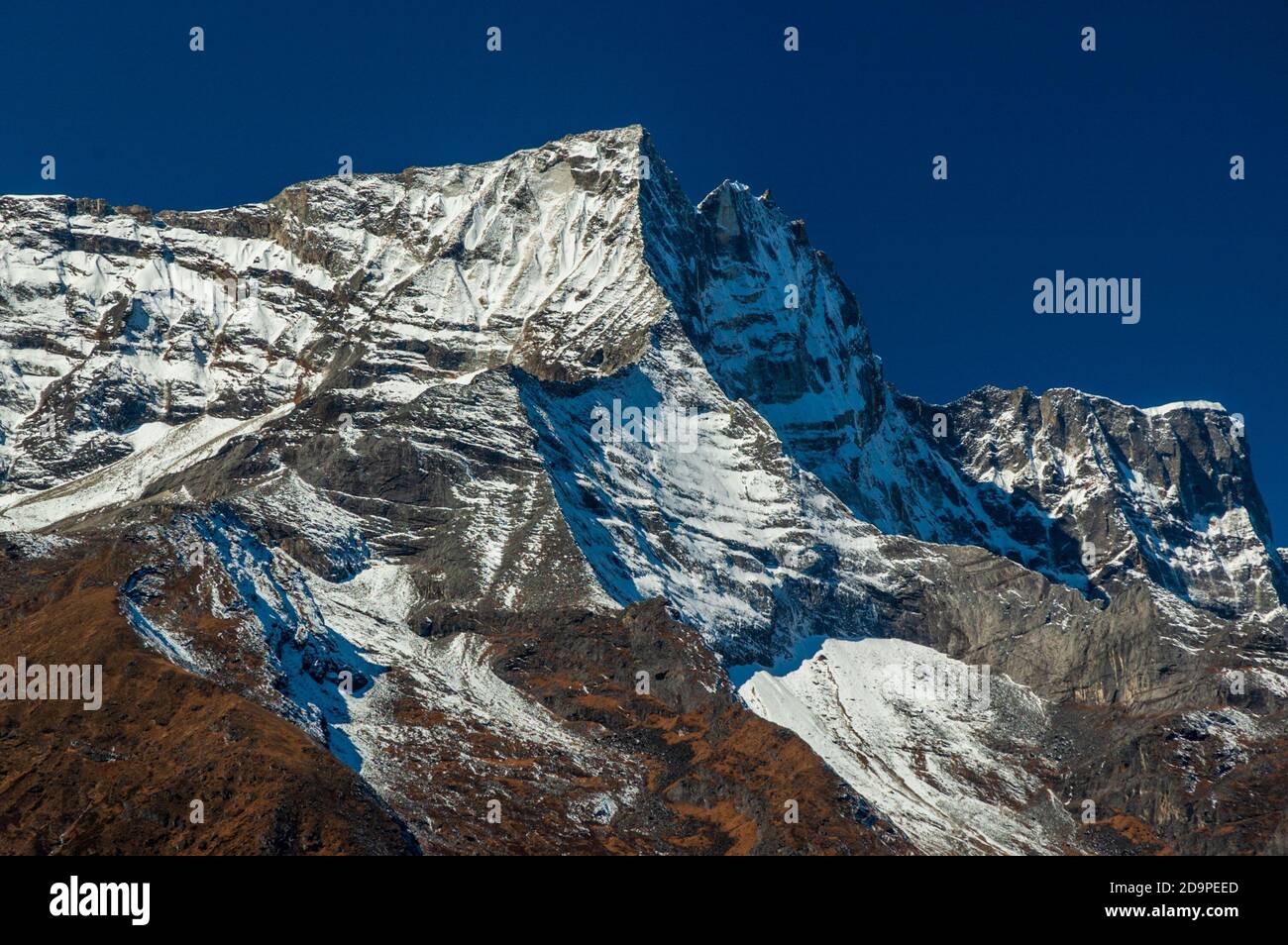 Snow line of the himalayan mountains hi-res stock photography and ...