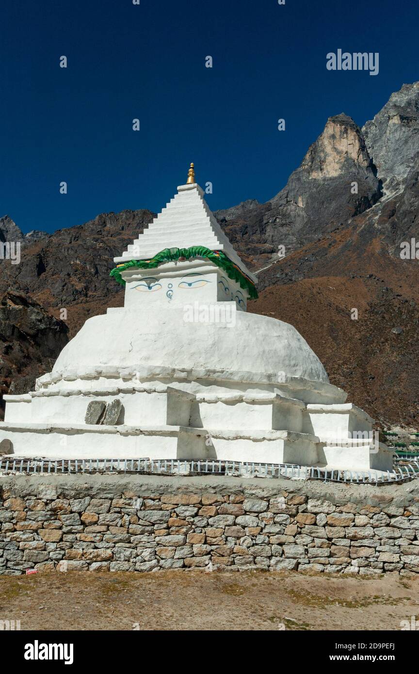Snow line of the himalayan mountains hi-res stock photography and ...