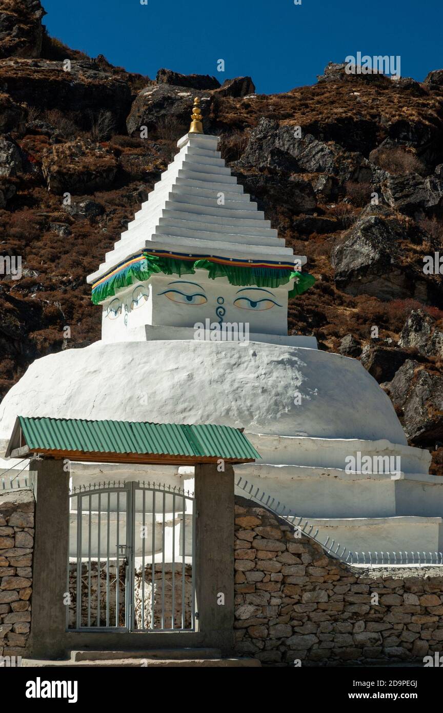 Snow line of the himalayan mountains hi-res stock photography and ...