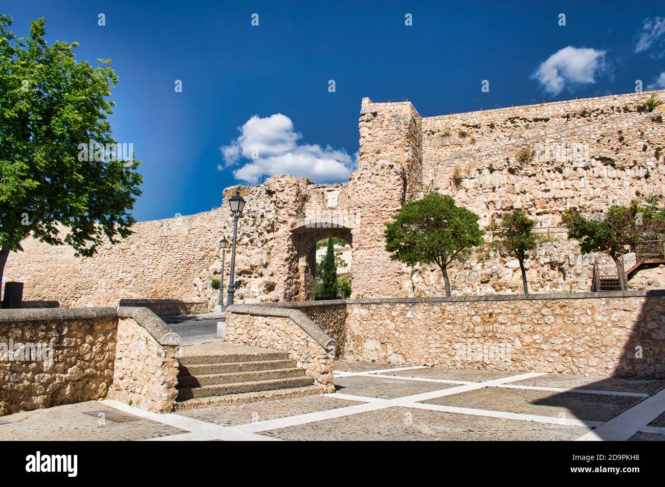 Arch of Bezudo from the 16th century and medieval walls of Cuenca Stock ...