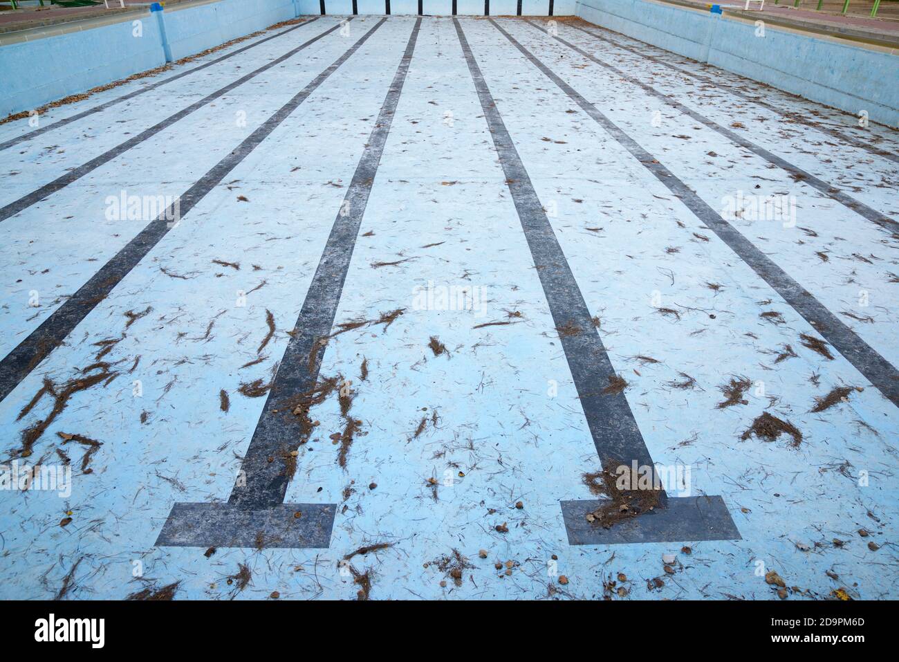 View of an empty and dirty swimming pool Stock Photo - Alamy