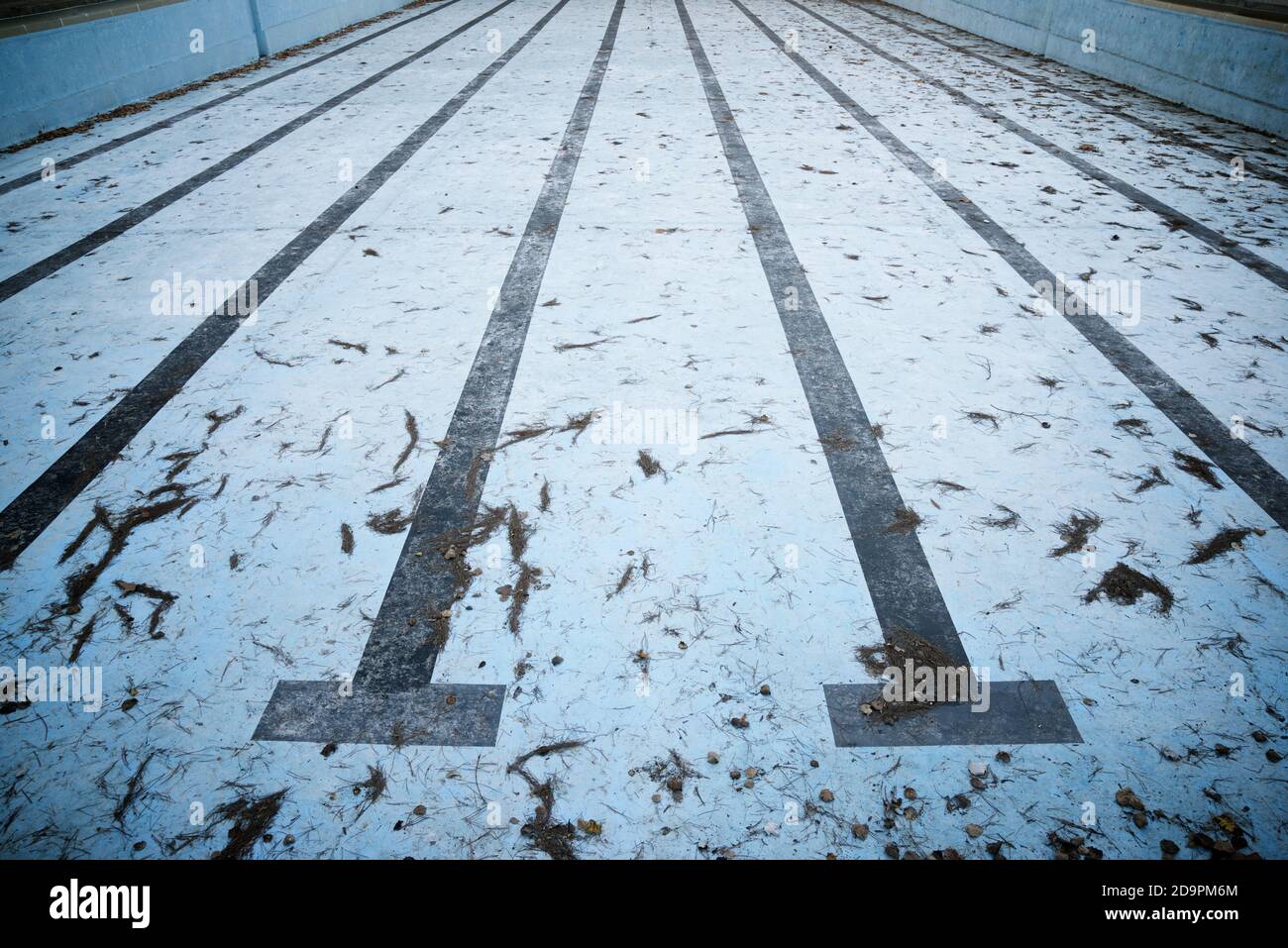 View of an empty and dirty swimming pool Stock Photo - Alamy