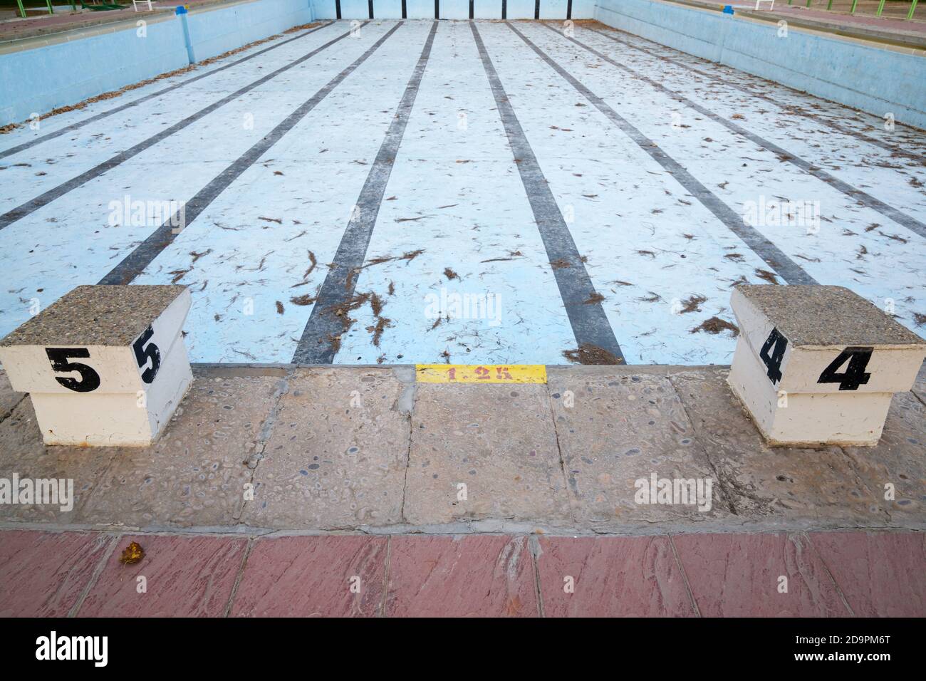 View of an empty and dirty swimming pool Stock Photo - Alamy