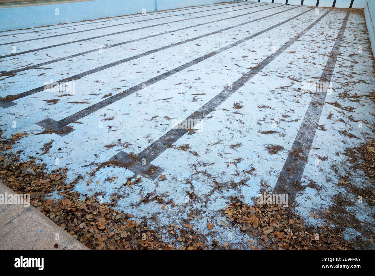 View of an empty and dirty swimming pool Stock Photo - Alamy