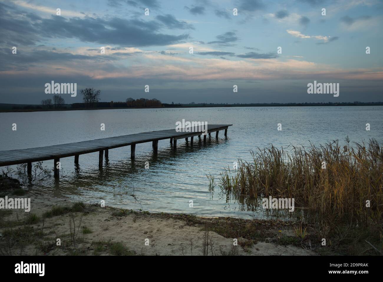 Lake pier beach hi-res stock photography and images - Alamy
