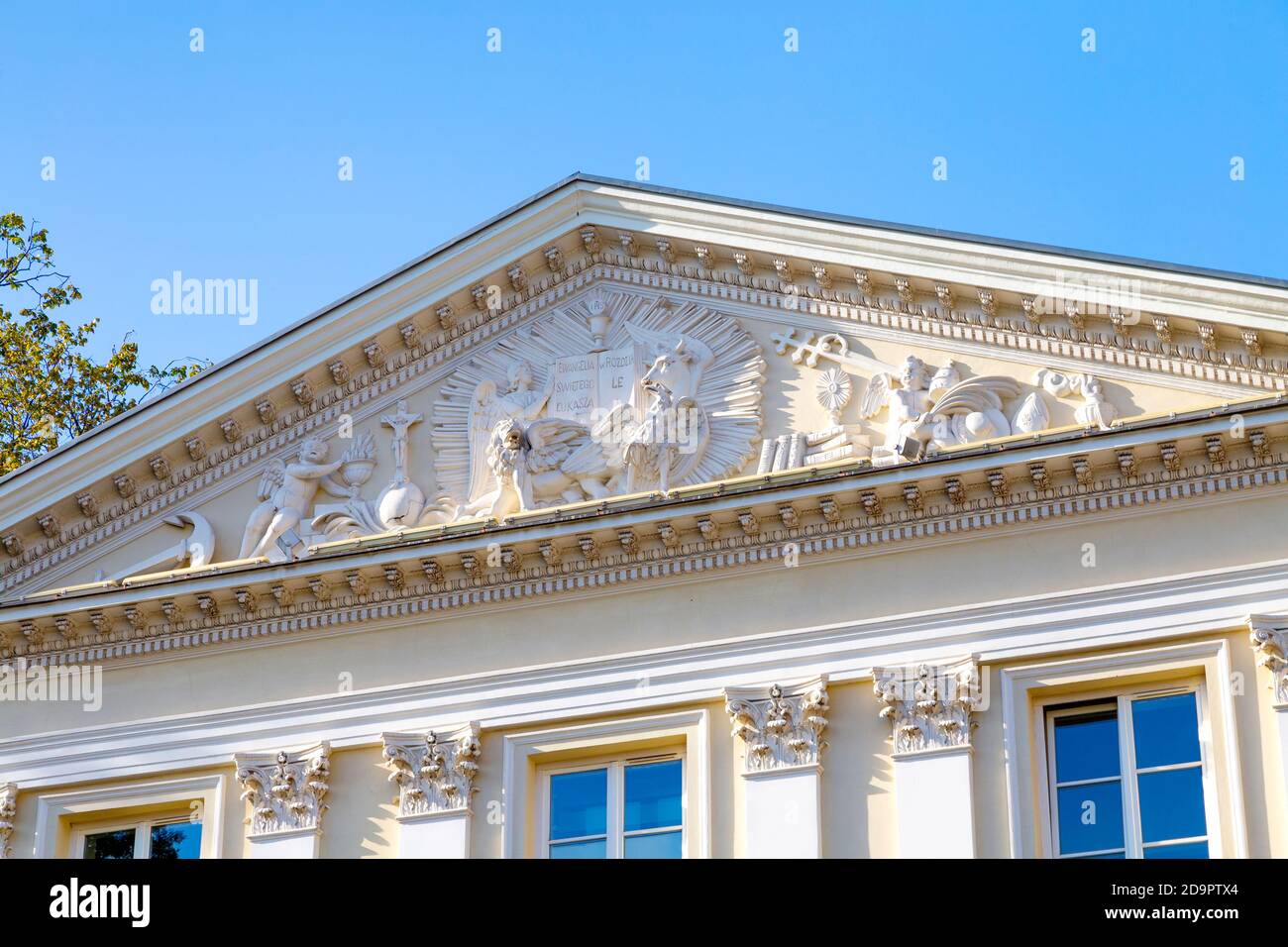 Pediment ornate hi-res stock photography and images - Alamy