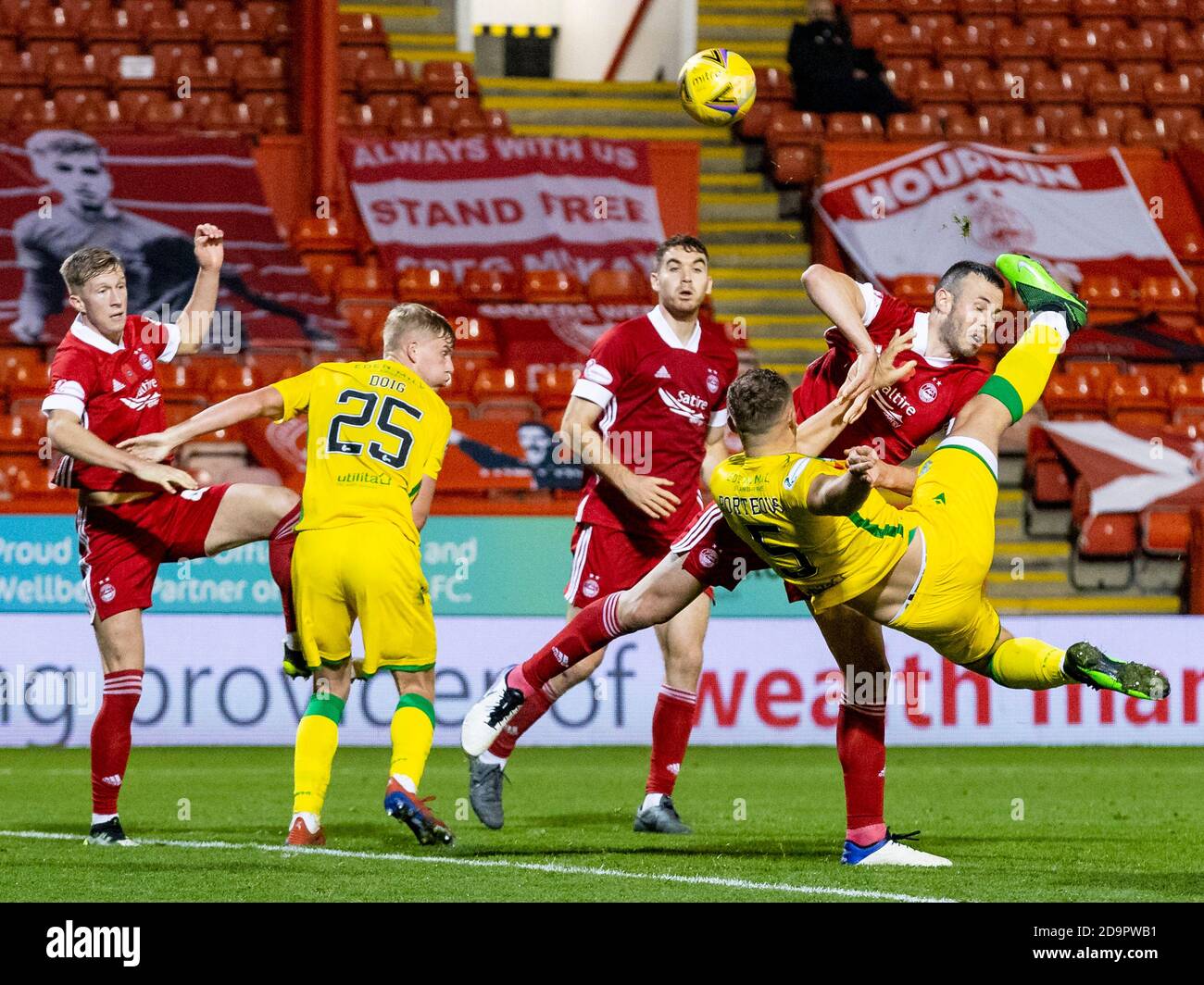 Overhead kick blocked hi-res stock photography and images - Alamy
