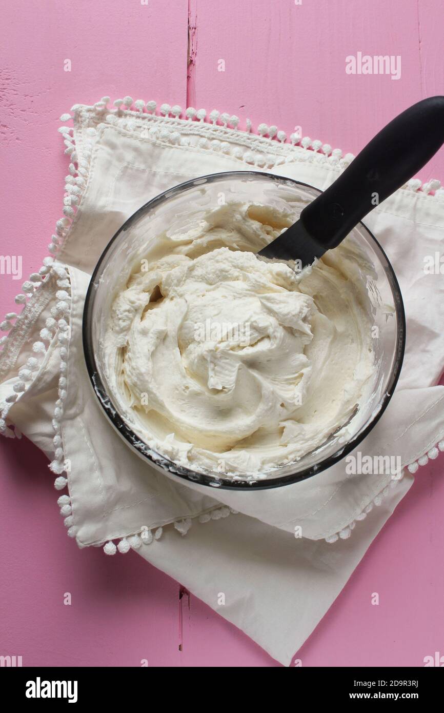 Homemade white frosting in a clear bowl Stock Photo - Alamy