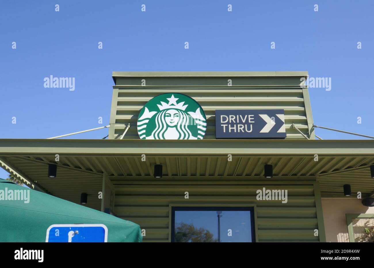 Starbucks outdoor seating hi-res stock photography and images - Alamy