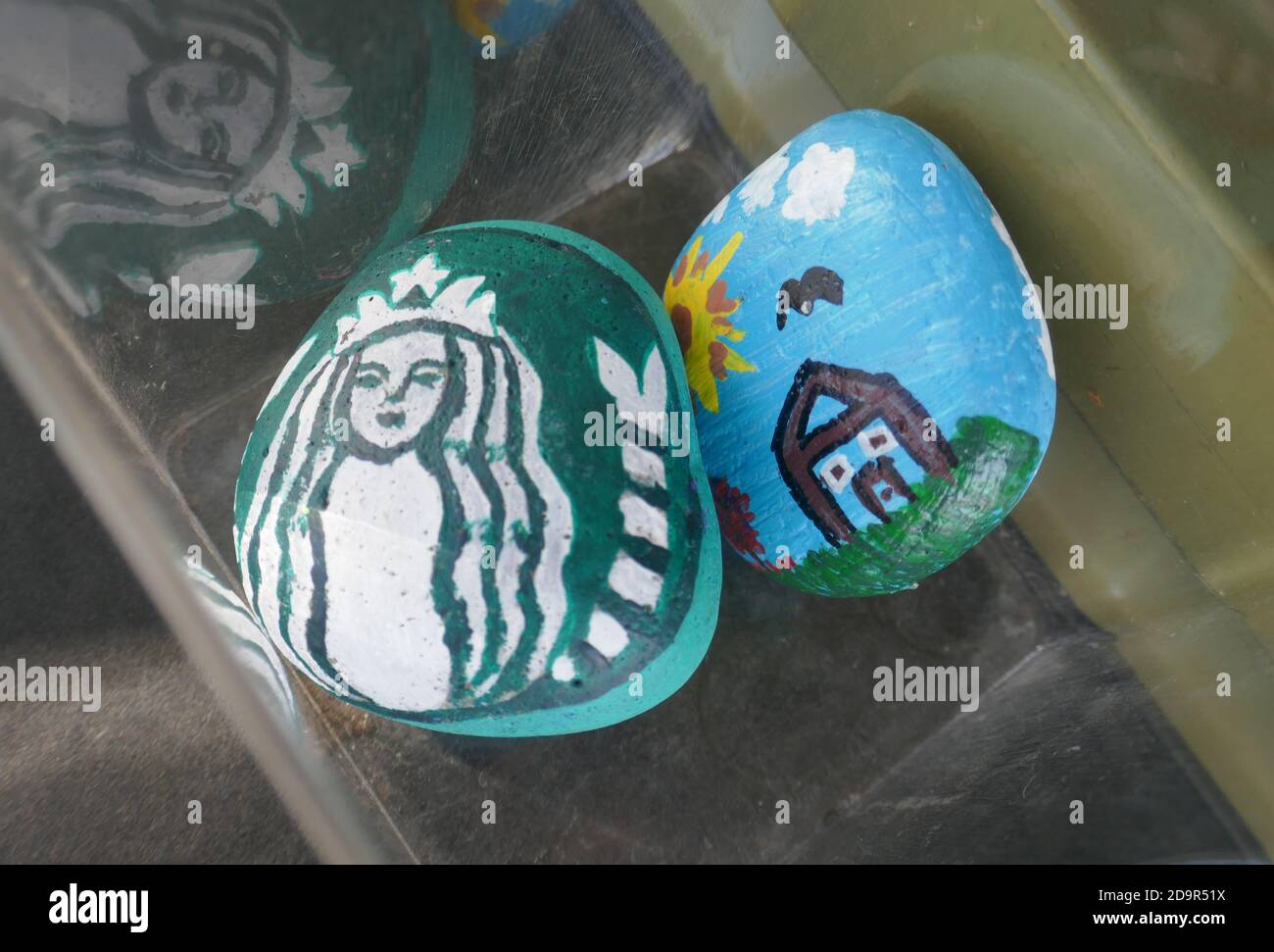 Starbucks outdoor seating hi-res stock photography and images - Alamy