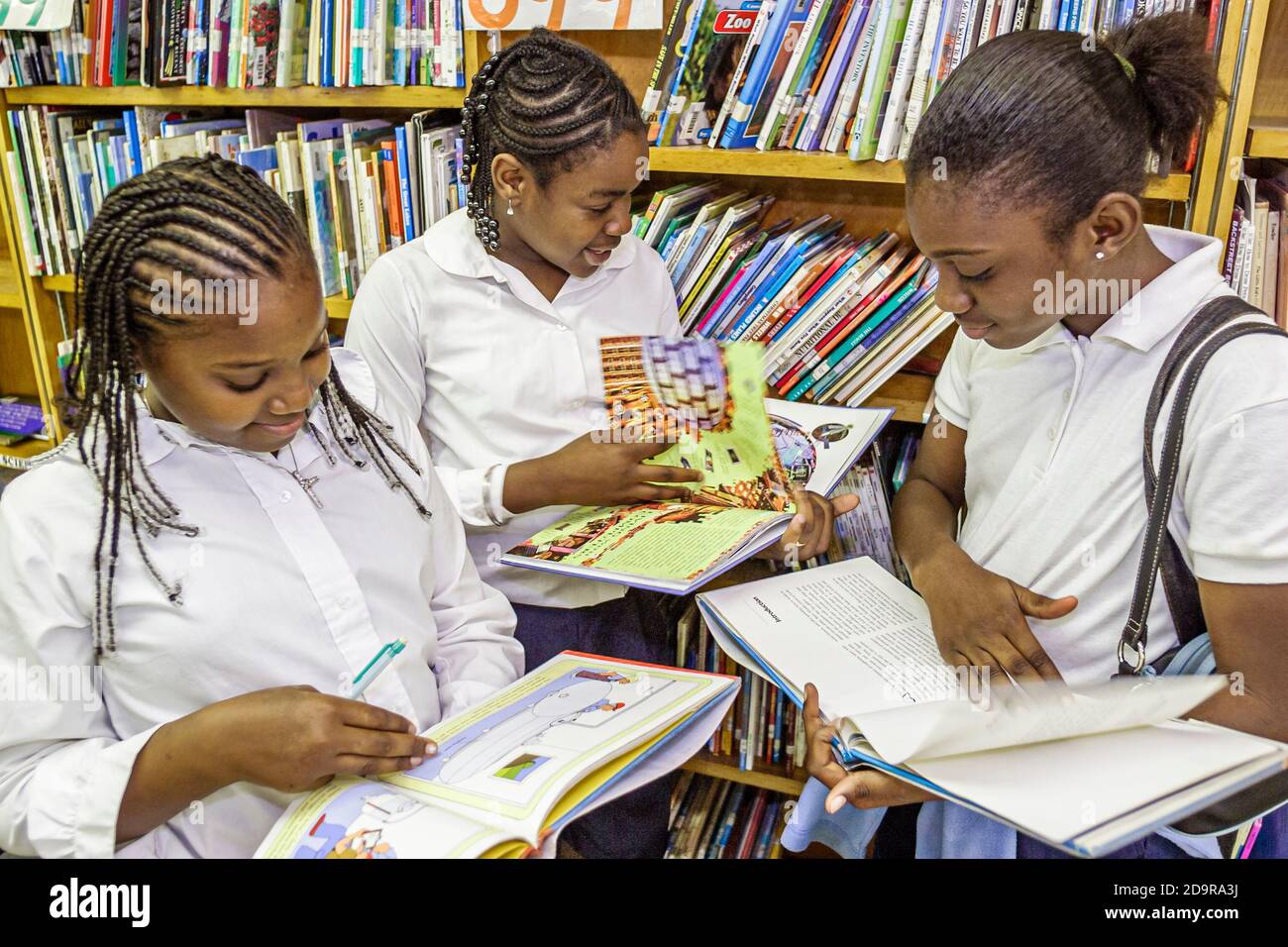 Girls Library High Resolution Stock Photography and Images - Alamy