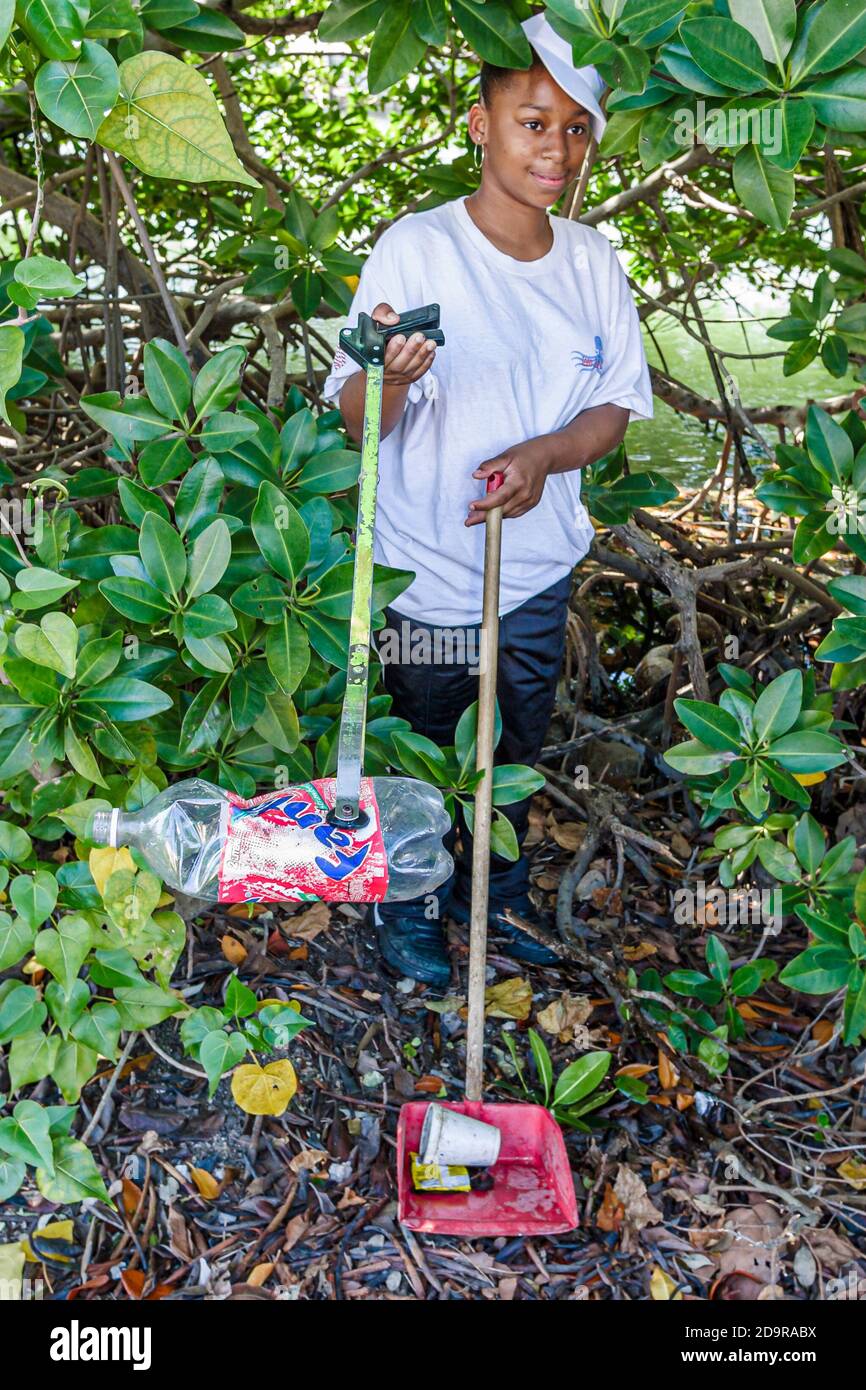 Students volunteers cleaning litter hi-res stock photography and images ...