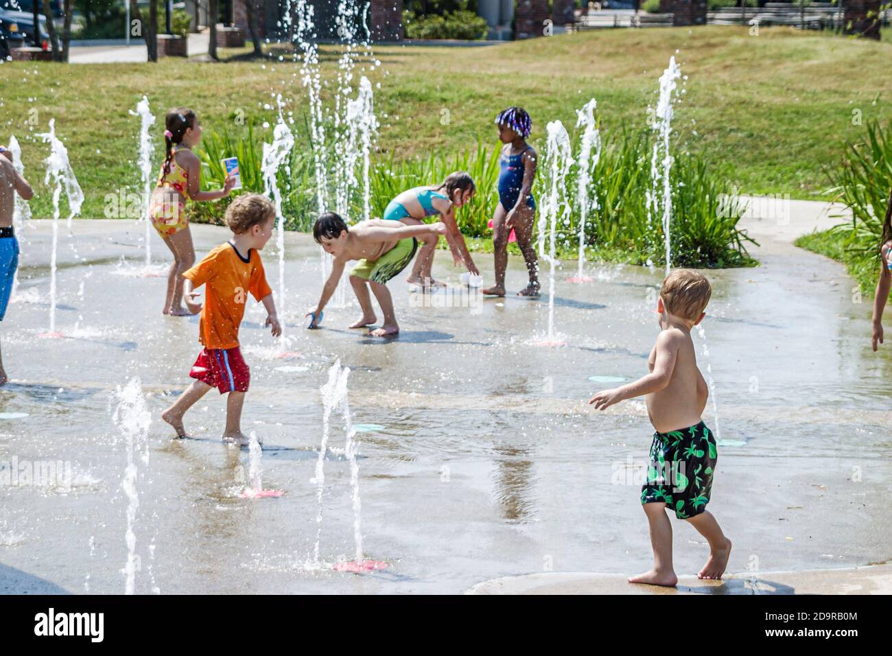 Children playing near a water fountain hi-res stock photography and ...