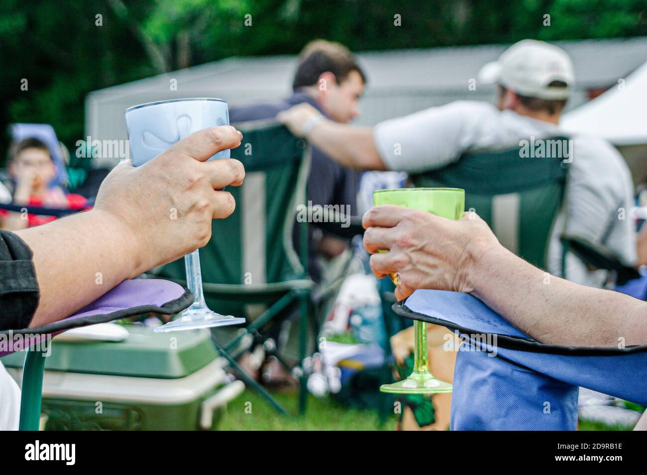 Audience drinks goblets hi-res stock photography and images - Alamy