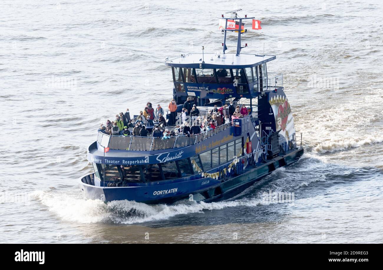 13 October 2020, Hamburg: The HADAG harbour ferry Oortkaten runs on the ...