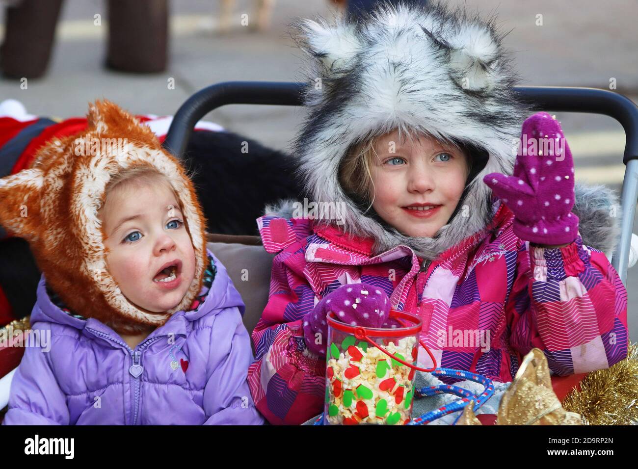 Girls in winter coats hi-res stock photography and images - Alamy