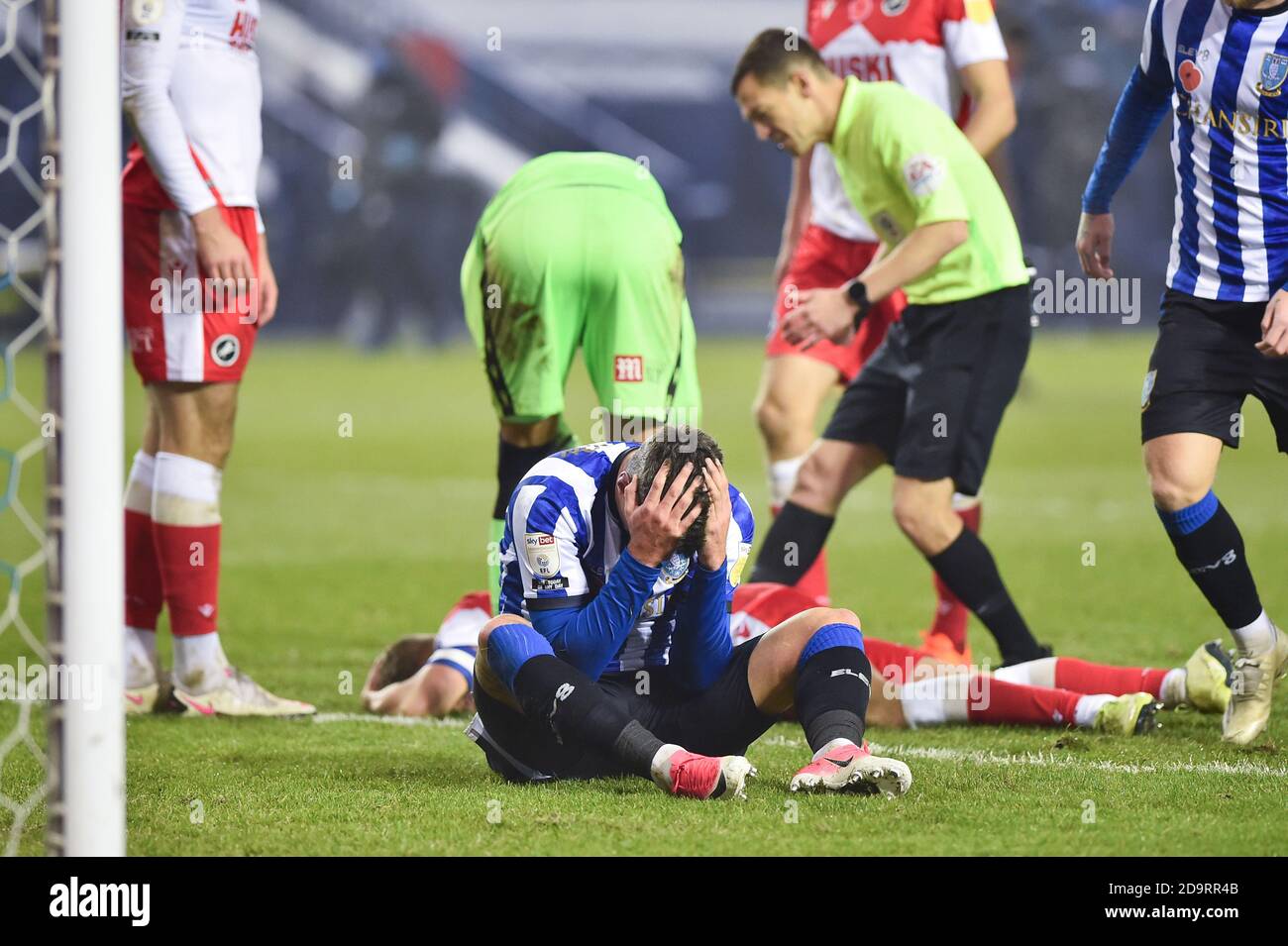Clashing heads football hi-res stock photography and images - Alamy