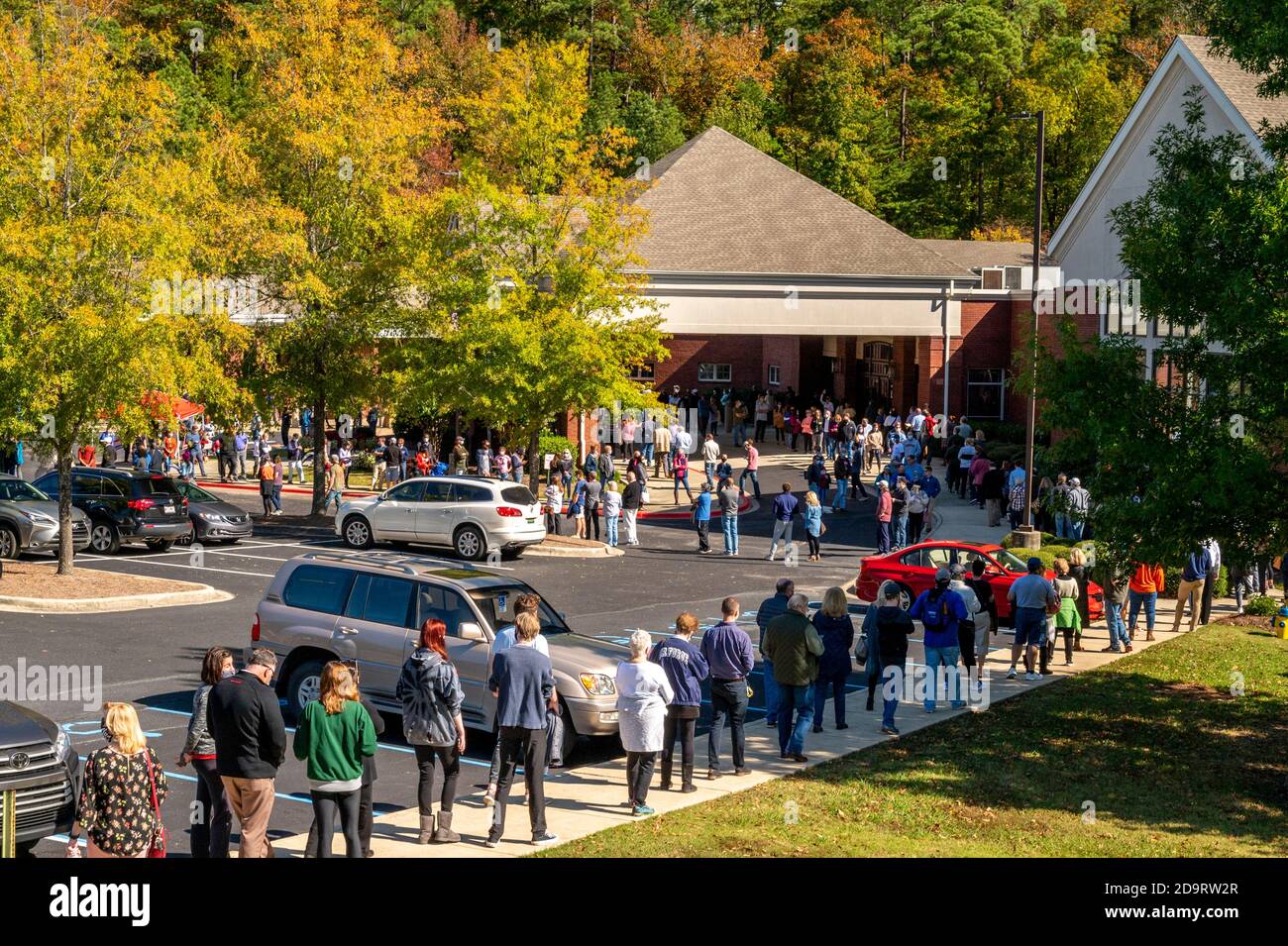 Voters waiting in line polling hi-res stock photography and images - Alamy