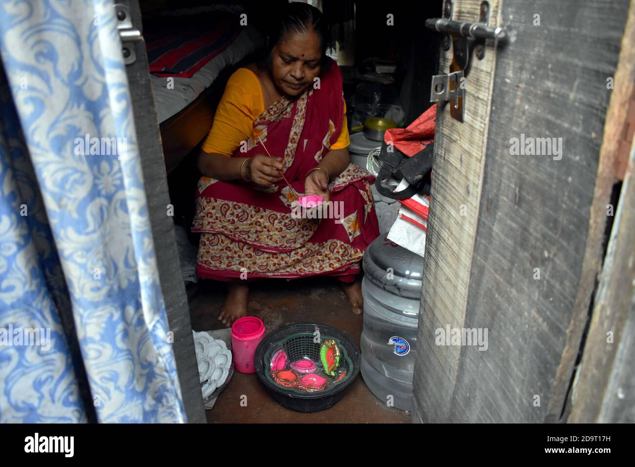Kolkata, India. 07th Nov, 2020. Kiran Parui, 65, a woman clay modeler ...