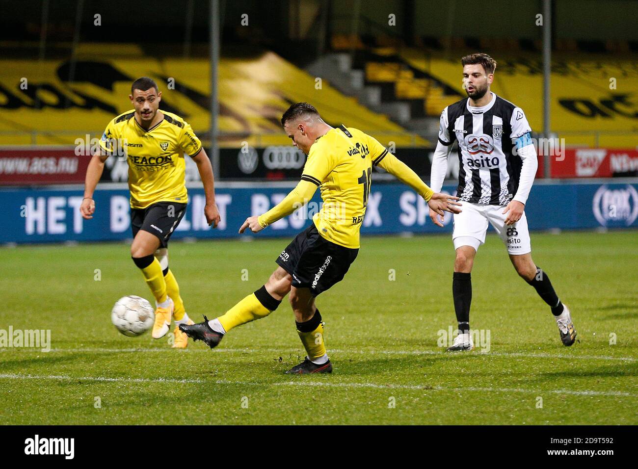 Venlo, Netherlands. 07th Nov, 2020. VENLO, 07-11-2020, Stadion de Koel ...