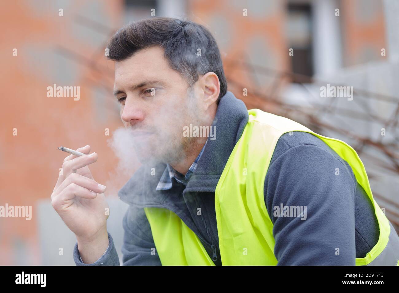 Construction worker smoking hi-res stock photography and images - Alamy
