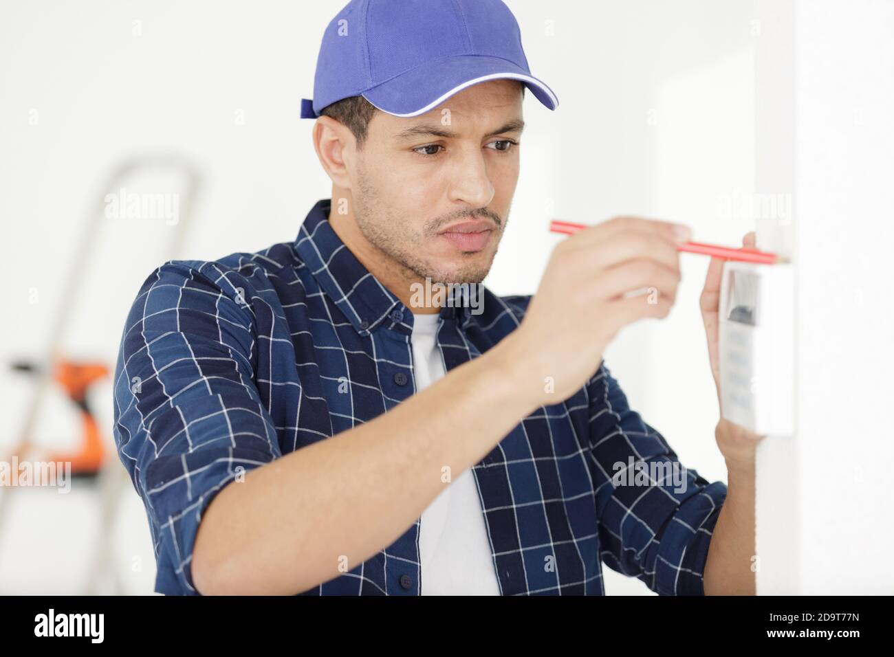man checks the level and appearance of wall Stock Photo - Alamy