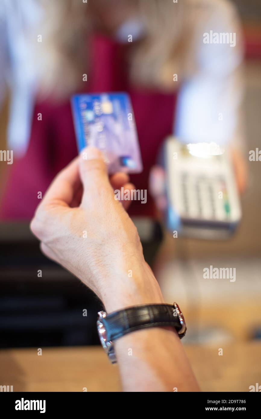 hand of customer paying with contactless credit card Stock Photo - Alamy