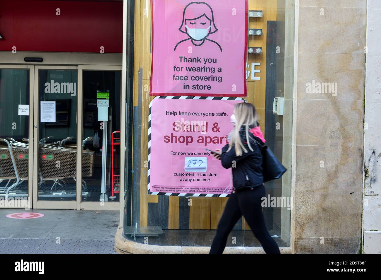 Cambridge UK, England , 07-11-2020. Shop window display of Safety signs ...