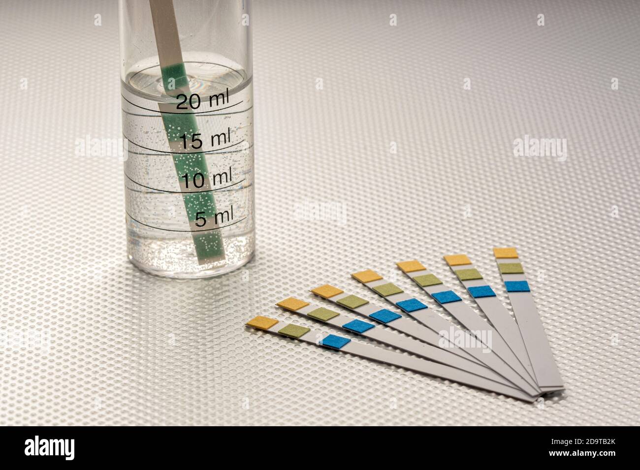 Metal in acid test tube hi-res stock photography and images - Alamy