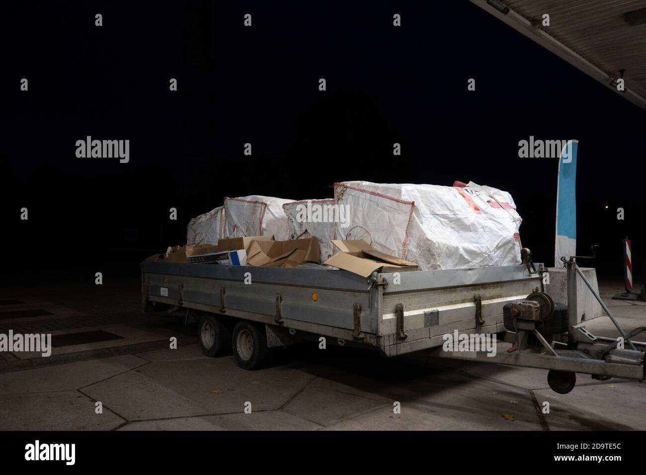 Car trailer rubbish hi-res stock photography and images - Alamy