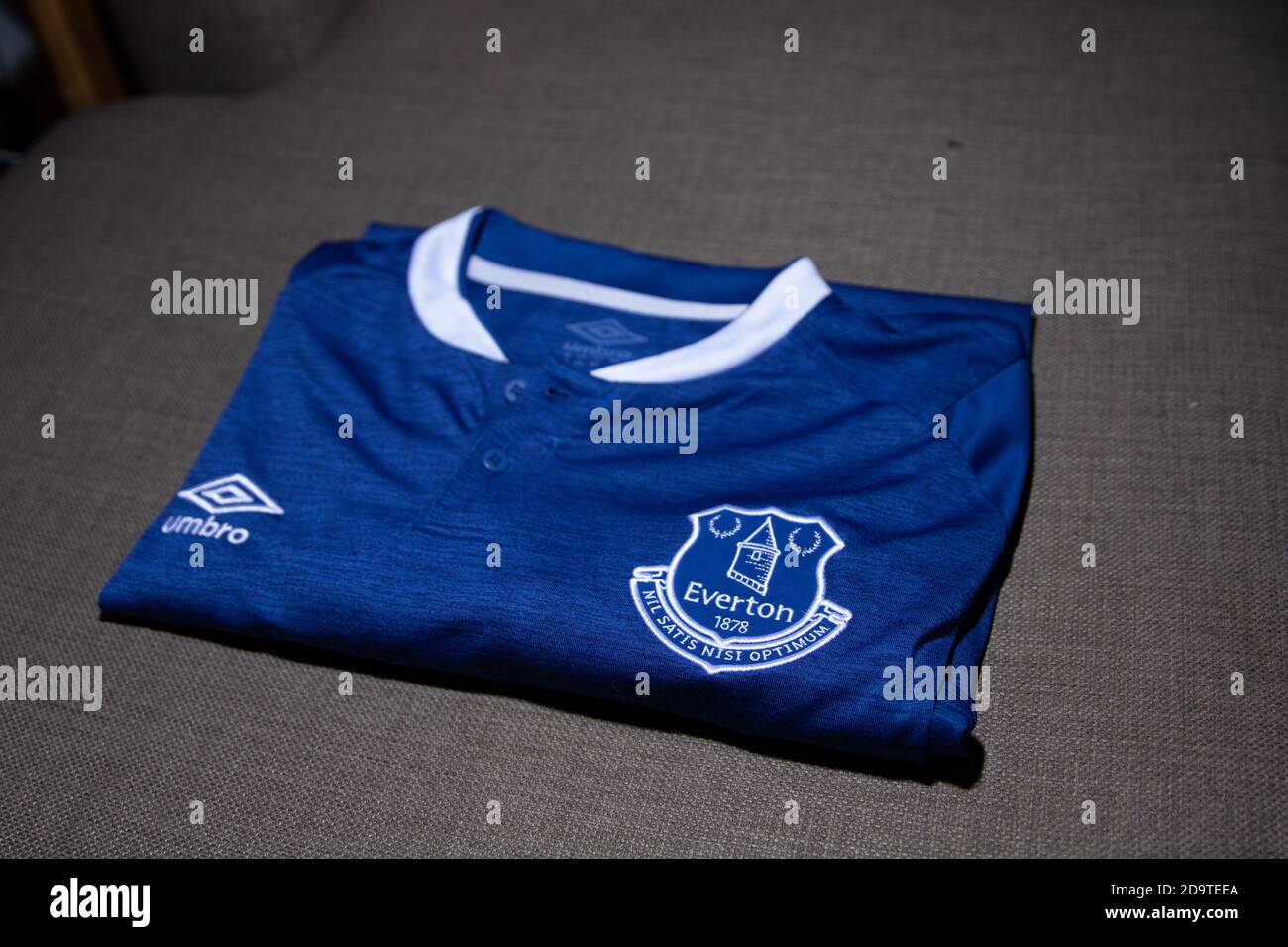 Everton kit hi-res stock photography and images - Alamy
