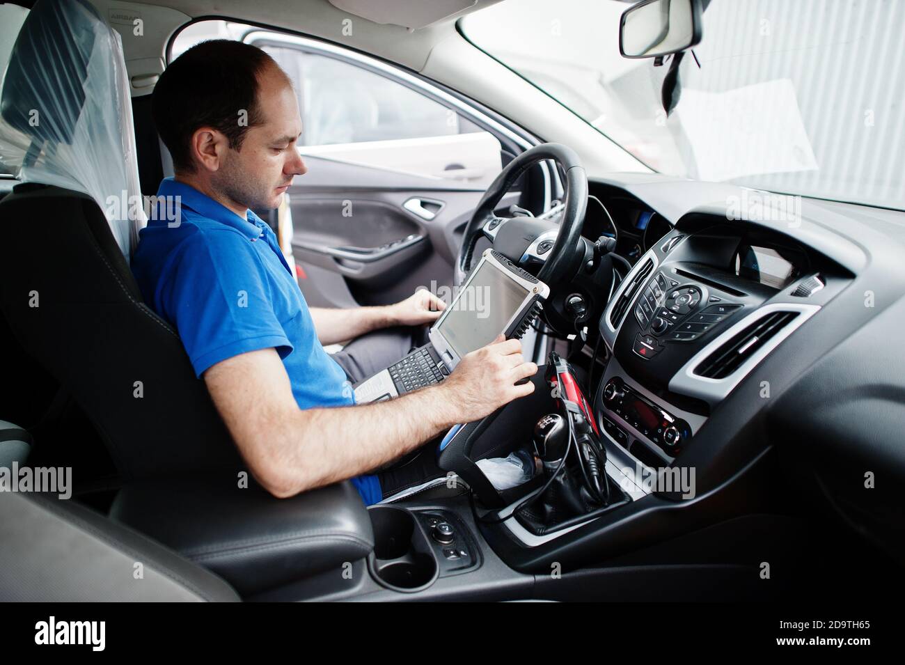 Obd device car garage hi-res stock photography and images - Alamy