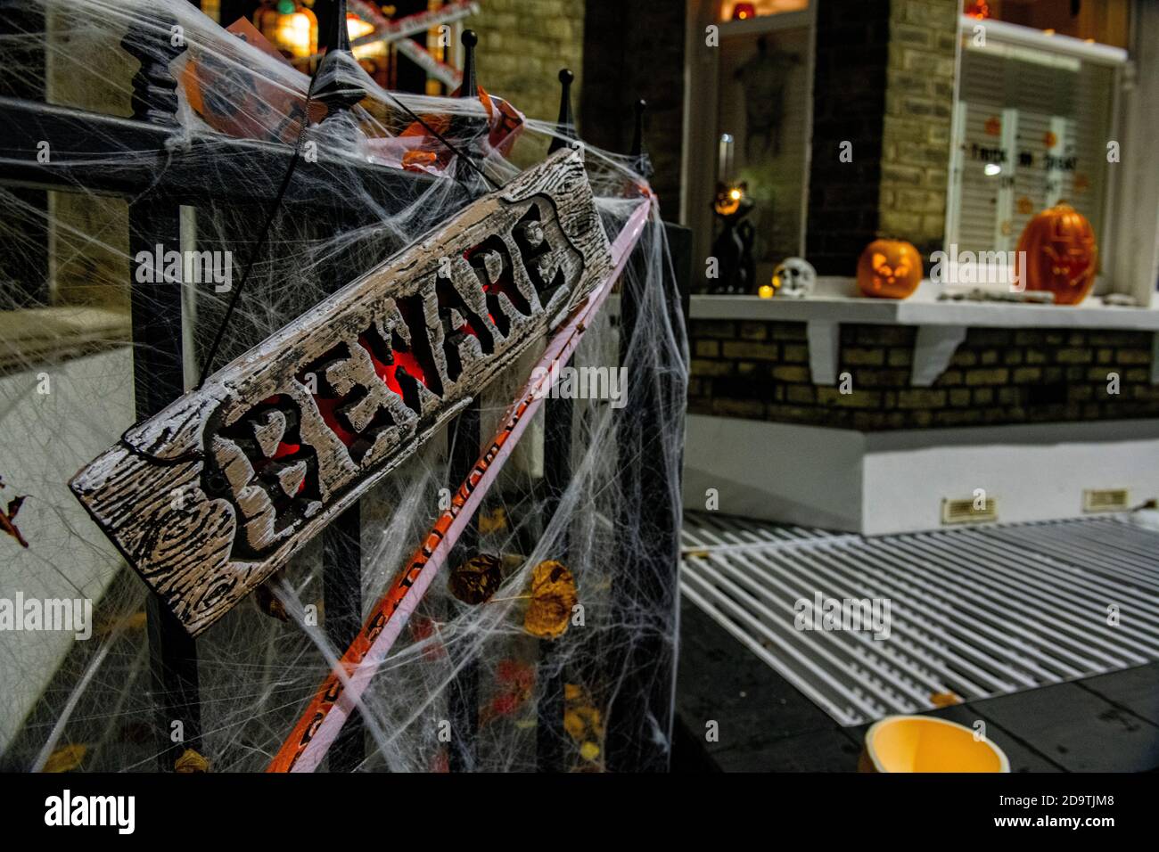 Warning sign beware of spiders spiders hi-res stock photography and ...