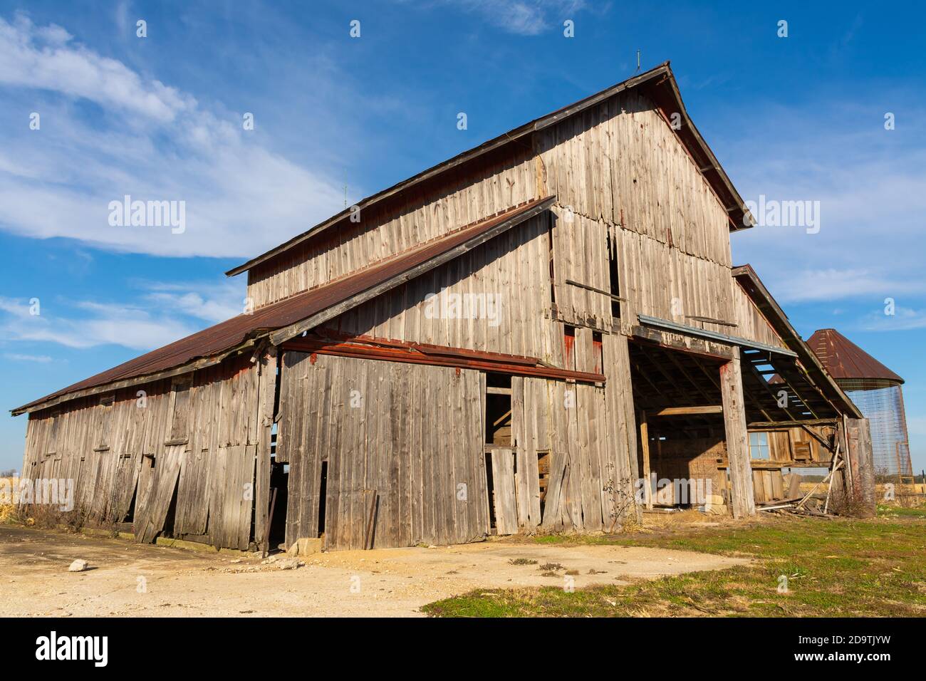Old barn in the Midwest on a beautiful Autumn afternoon Stock Photo - Alamy