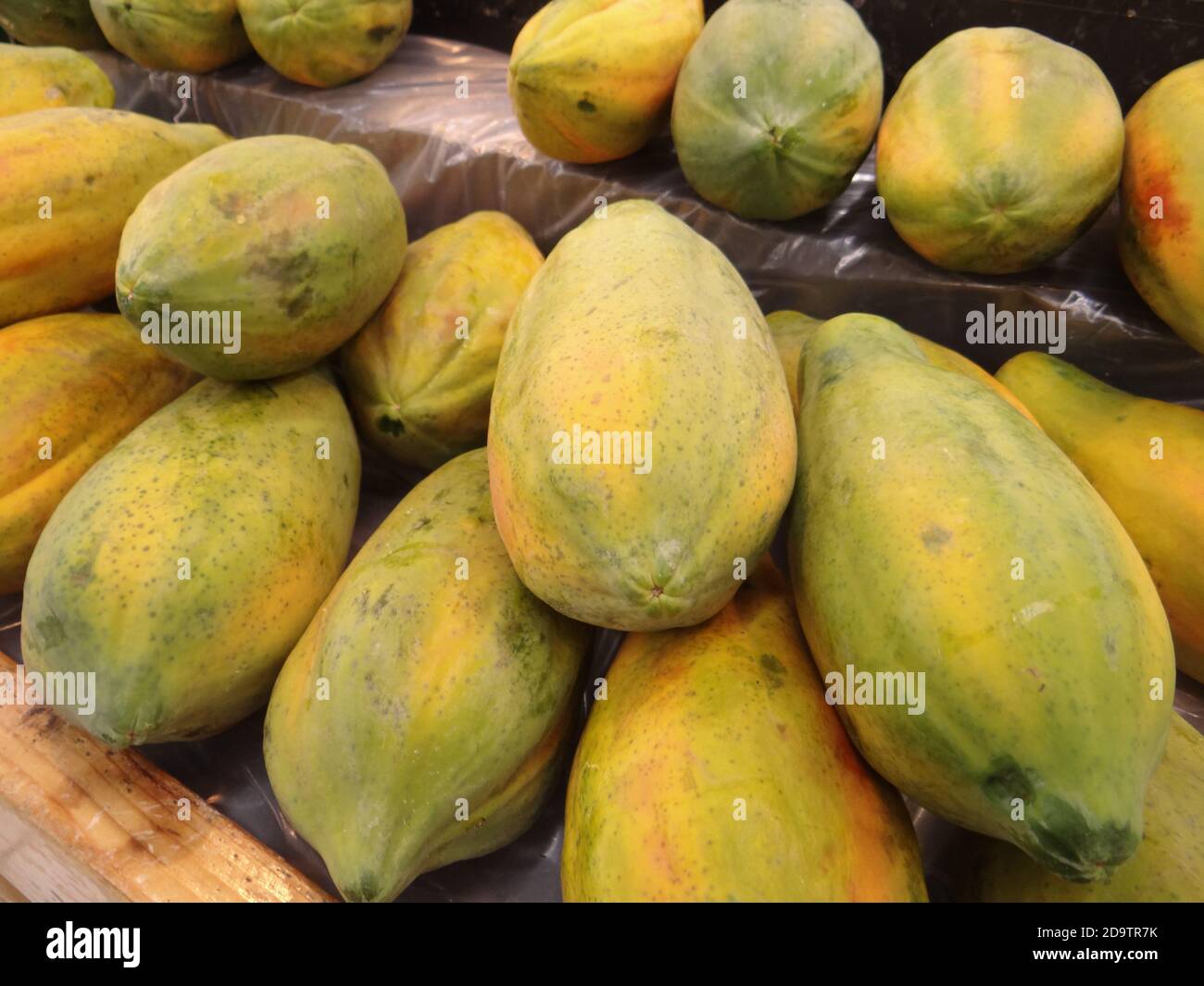 Shot of papaya fruits in the street market Stock Photo - Alamy