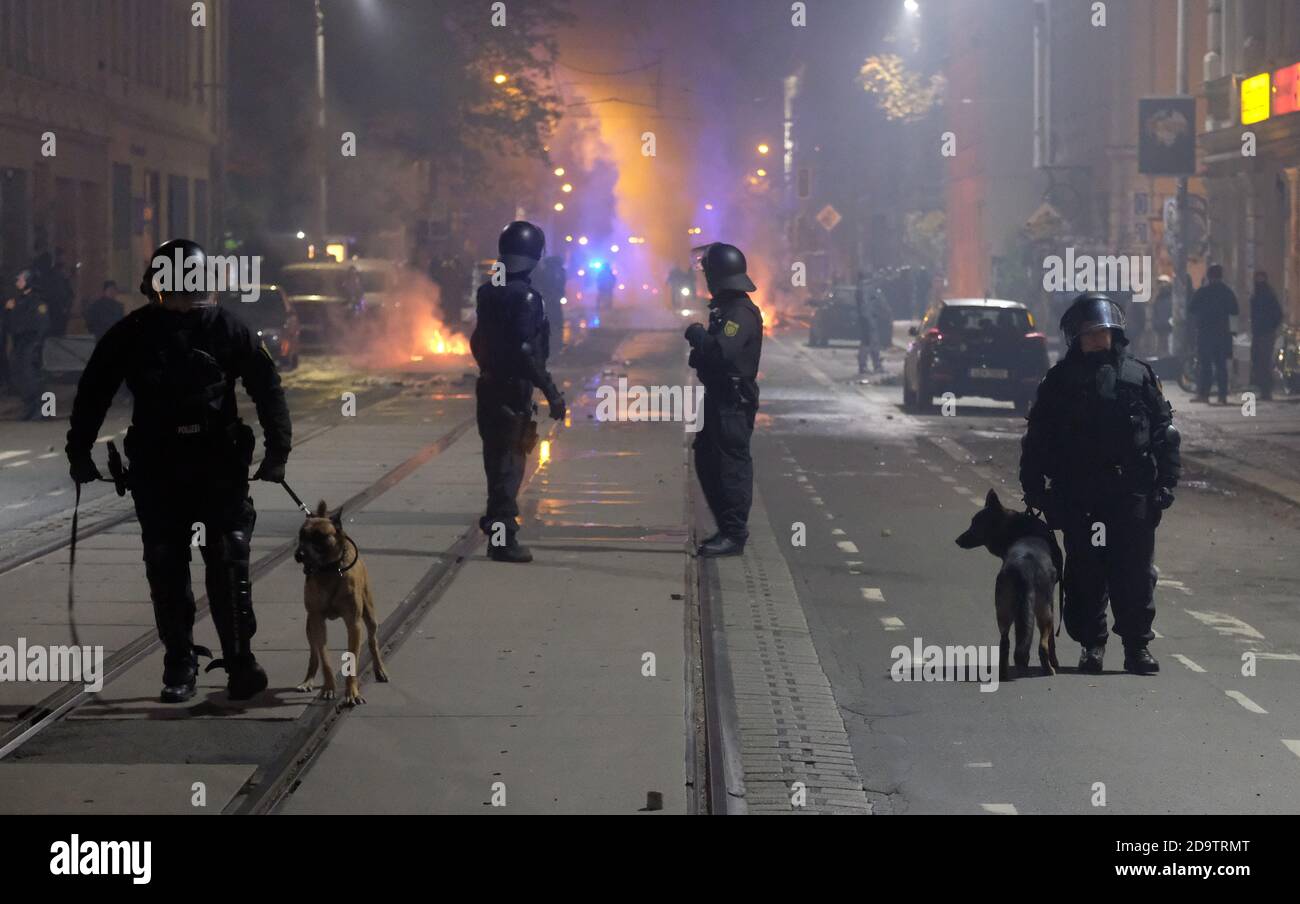 Police dog handlers hi-res stock photography and images - Alamy