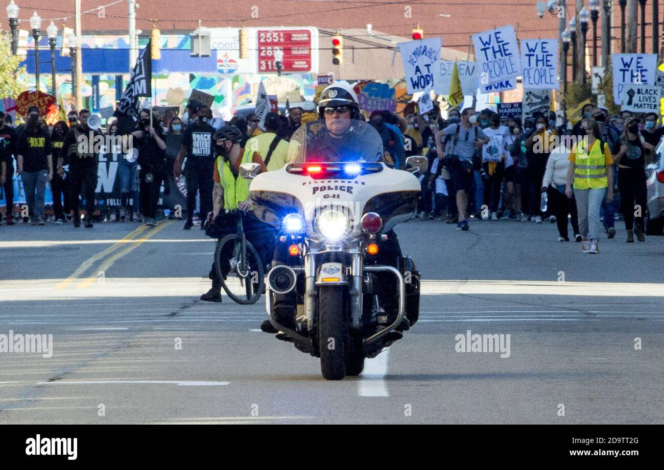 Pittsburgh, United States. 07th Nov, 2020. A Pittsburgh Police officer ...