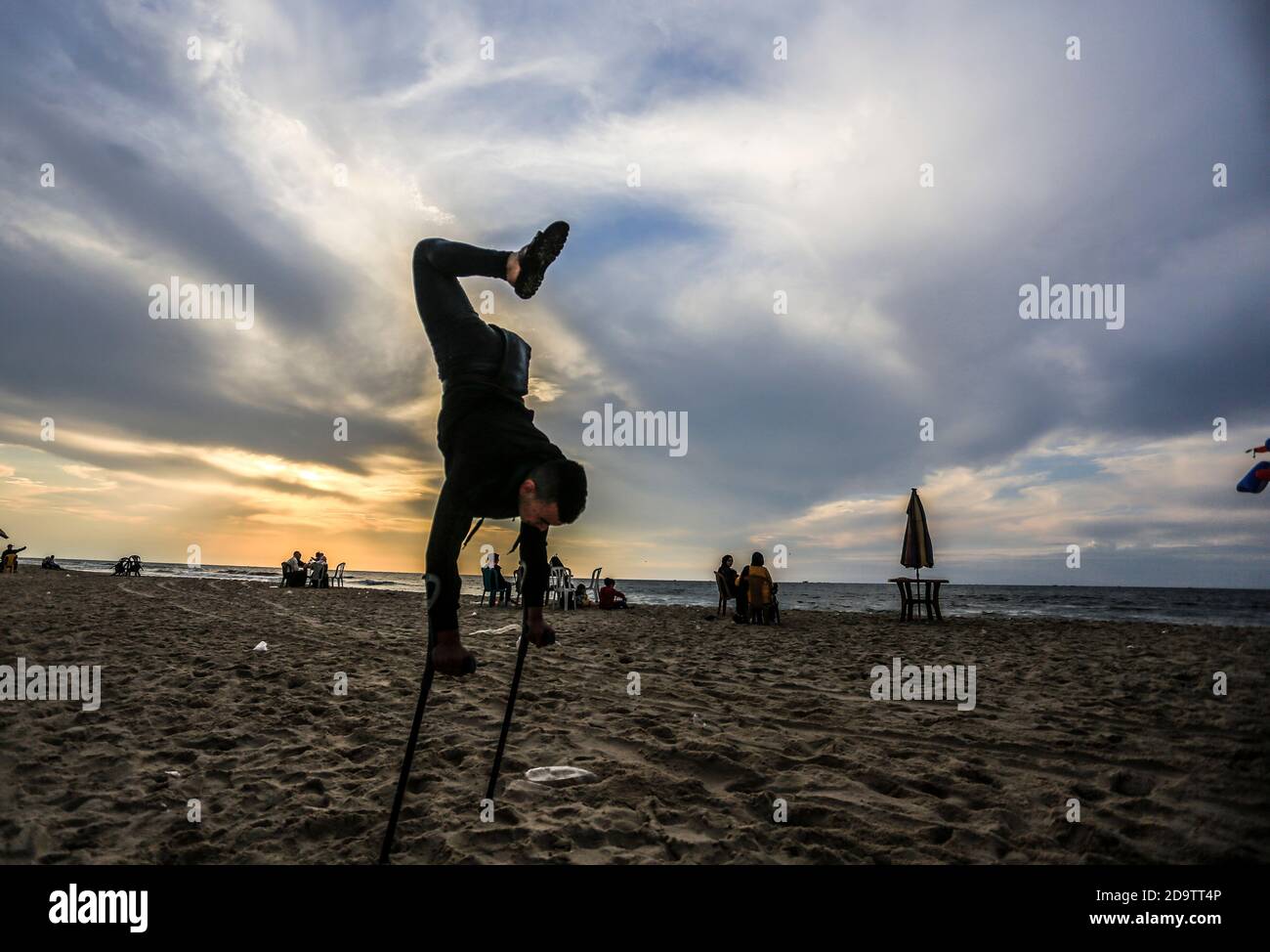 Gaza City, The Gaza Strip, Palestine. 7th Nov, 2020. Palestinians enjoy ...