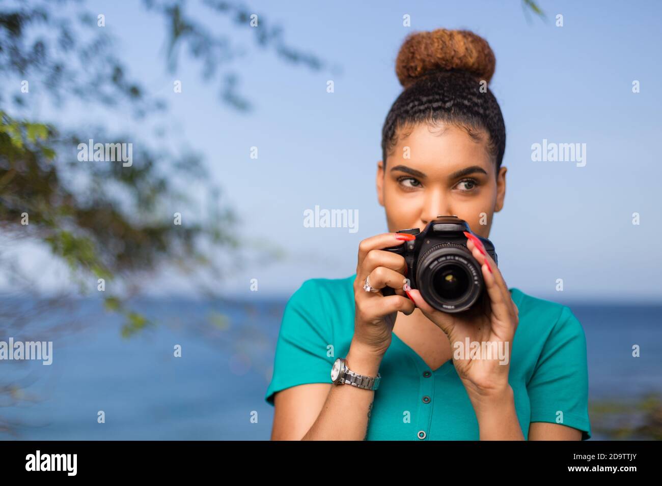 People photographing art taking photos hi-res stock photography and ...