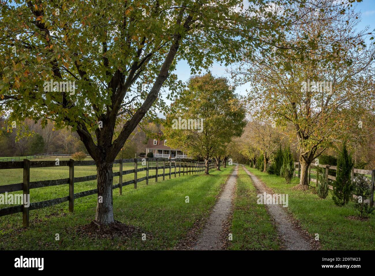 Going home. Entrance road to bucolic farm house in rural Virginia Stock ...