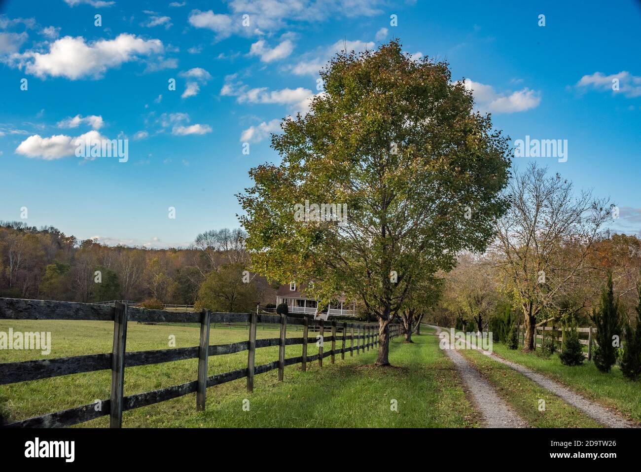 Going home. Entrance road to bucolic farm house in rural Virginia Stock ...