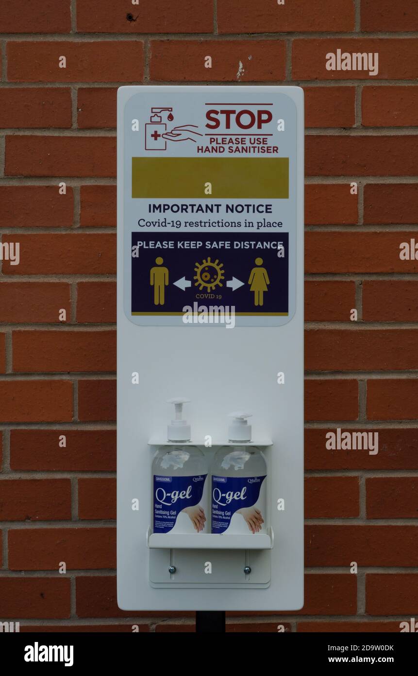 Please wait here sign hi-res stock photography and images - Alamy