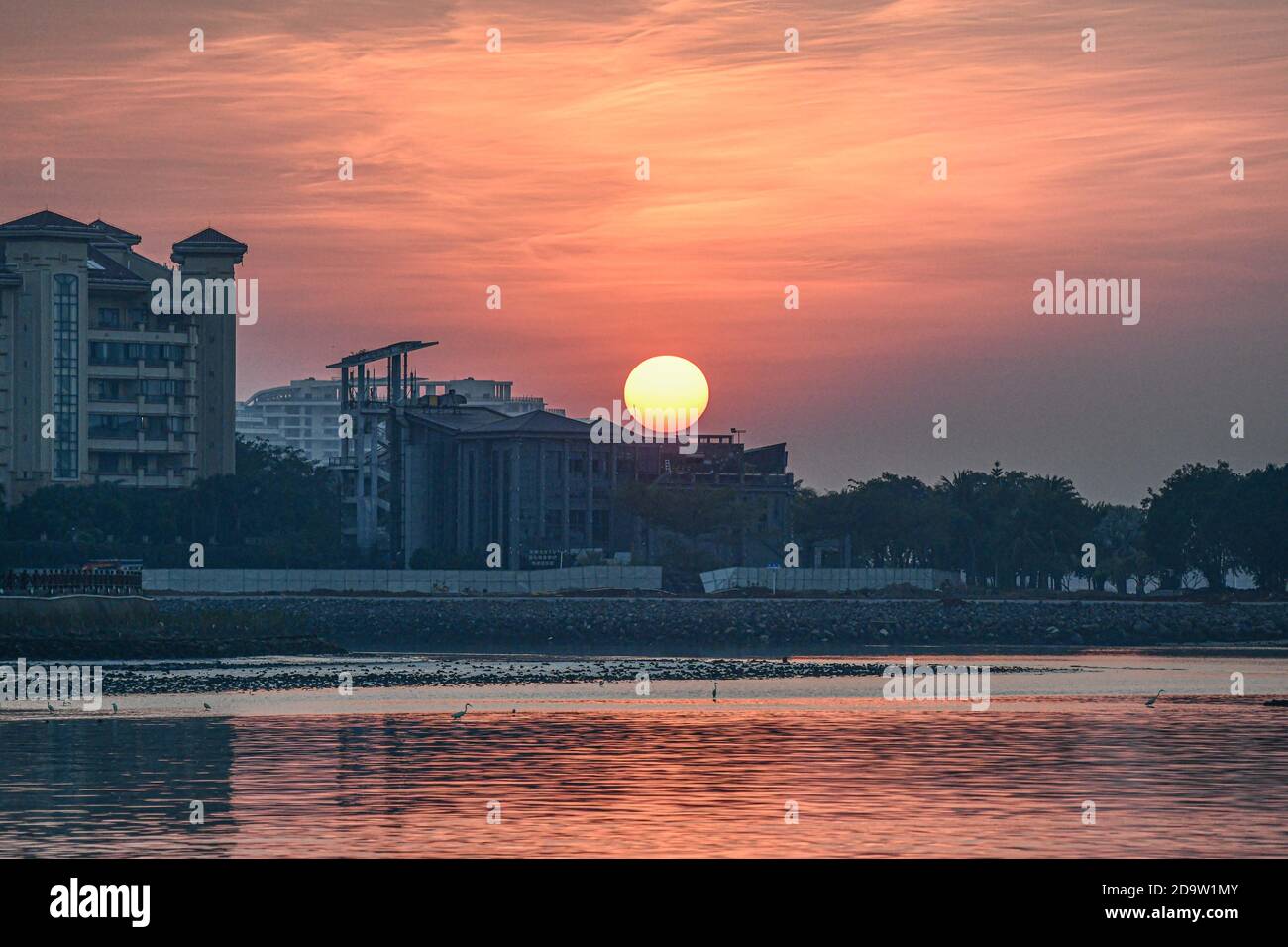 (201108) -- HAIKOU, Nov. 8, 2020 (Xinhua) -- Photo taken on Nov. 7 ...