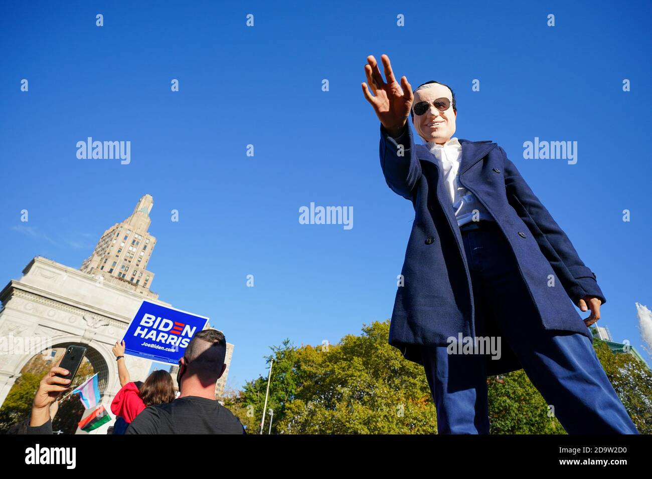 Joe biden wearing a mask hi-res stock photography and images - Alamy
